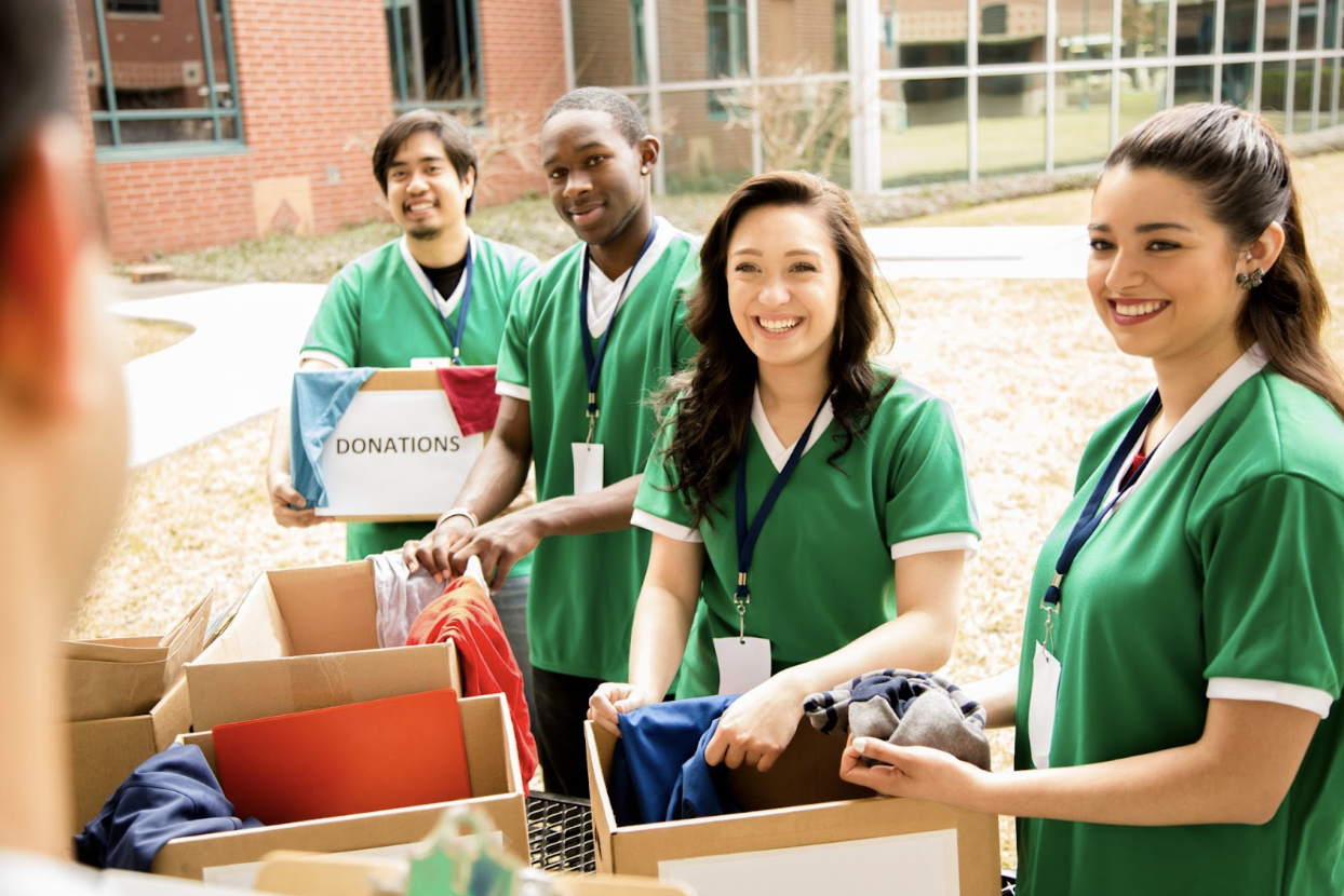 6 Volunteering Ideas That Look Good on a College Application | Knovva ...